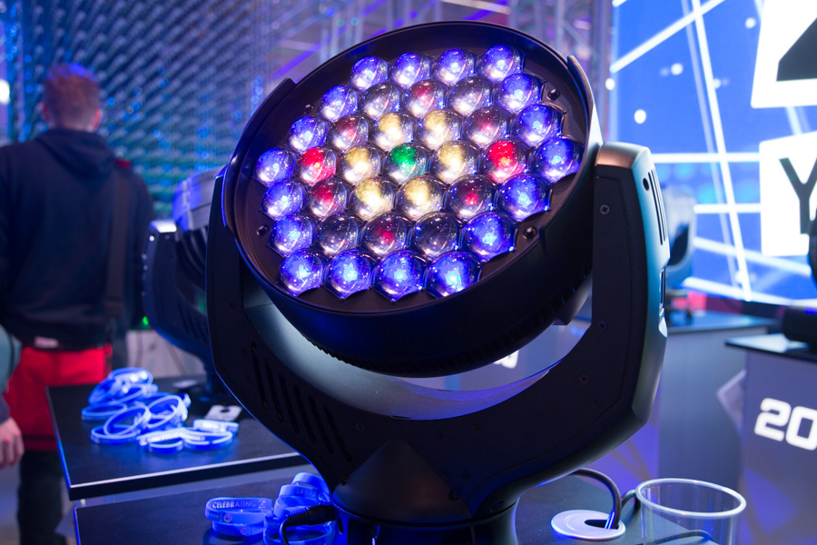 GLP Impression X4 L, Wash/Beam en gestion de couleur point par point ...