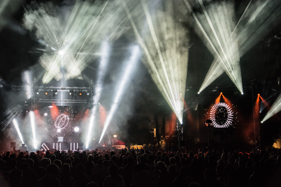 AES monte en gamme avec le BMFL Blade Robe | SoundLightUp.