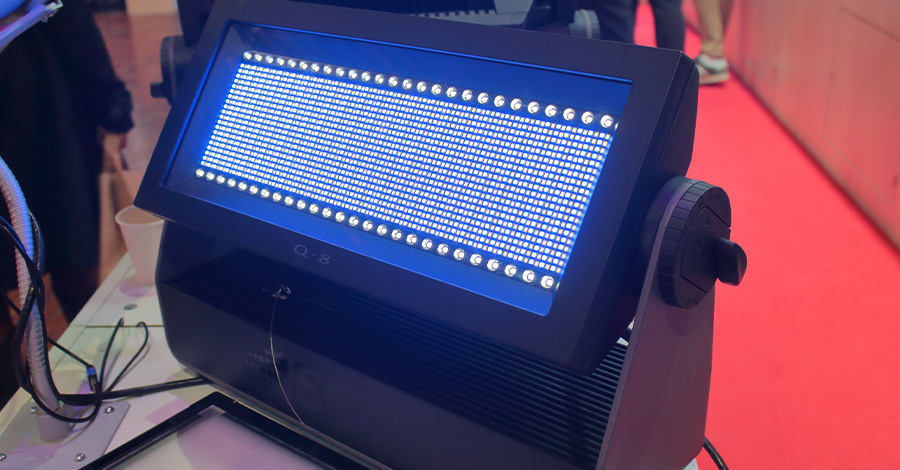 SGM Q-8 : strobe, flood, blinder, pixel et IP66 | SoundLightUp.
