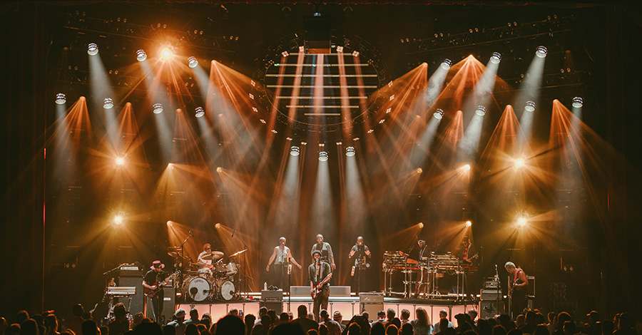 Claypaky Sharpy X-Frame et Midi-B FX prennent la route avec Gary Clark ...